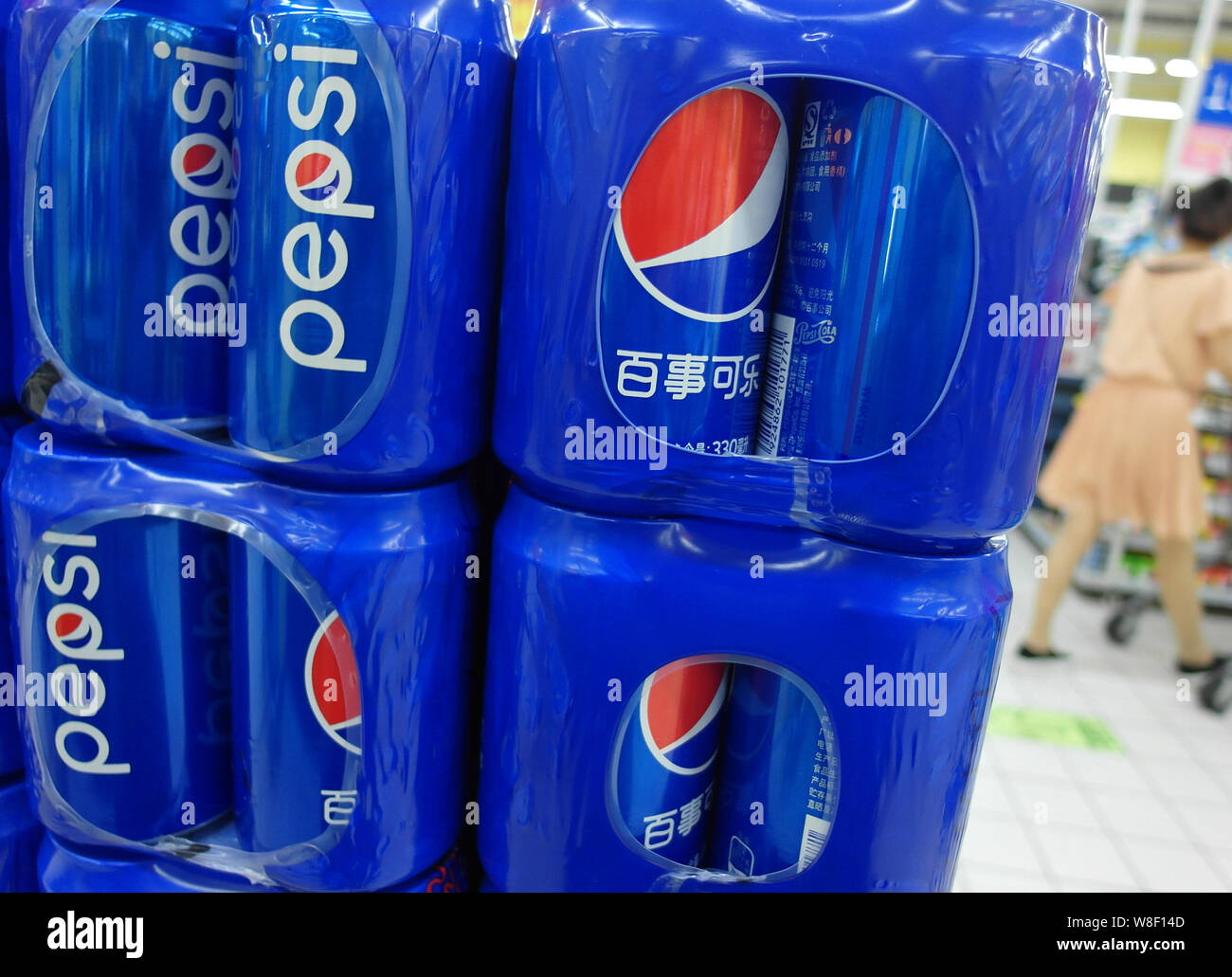 Pepsi cola cans hi-res stock photography and images - Alamy