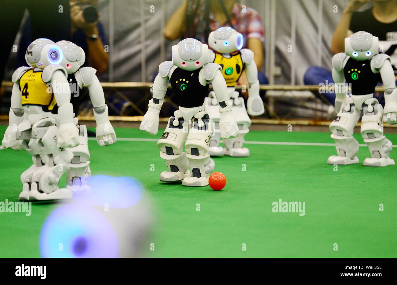 B robot game hi-res stock photography and images - Alamy