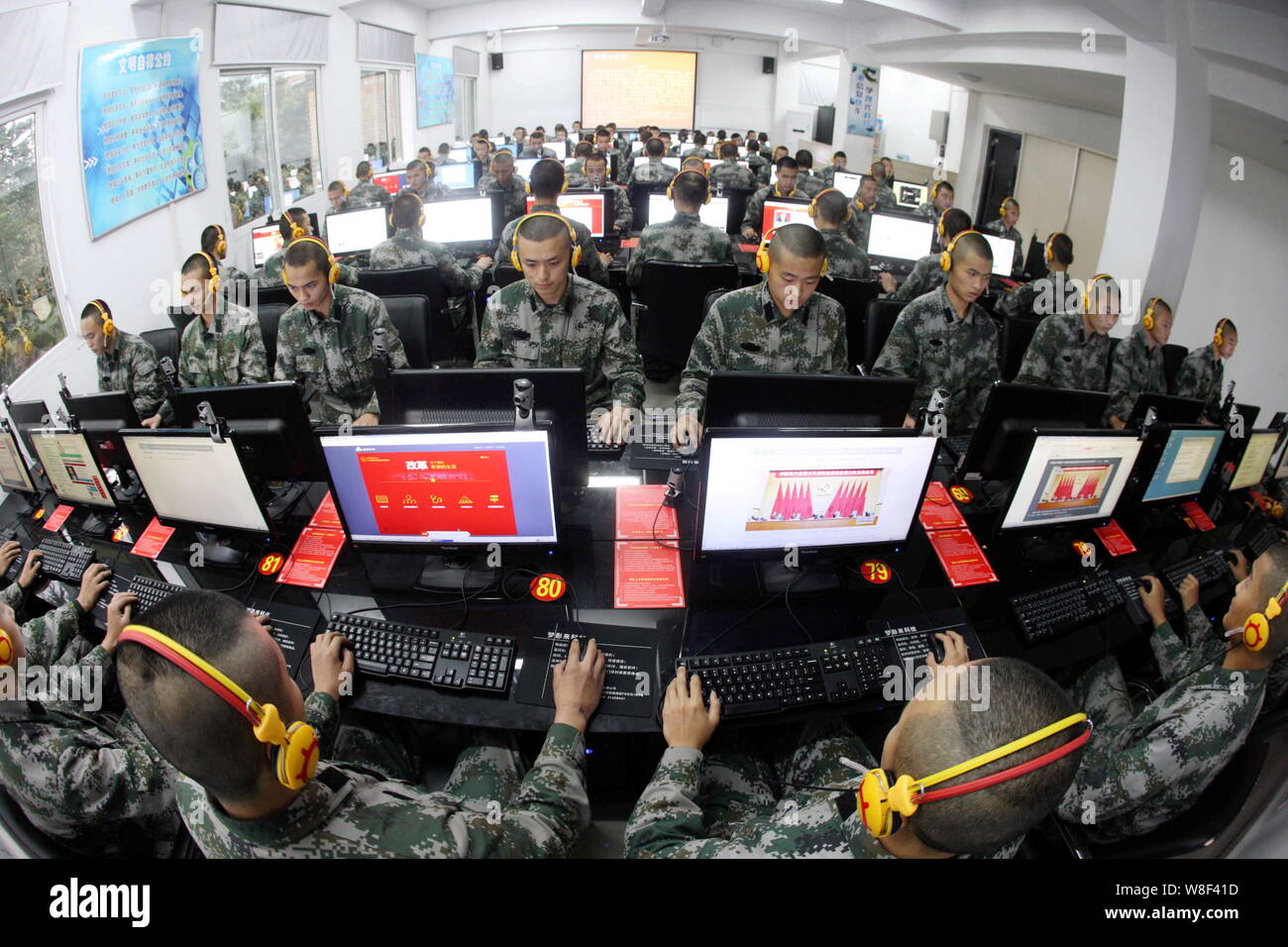 --FILE--Chinese soldiers browse online news on desktop computers at a ...