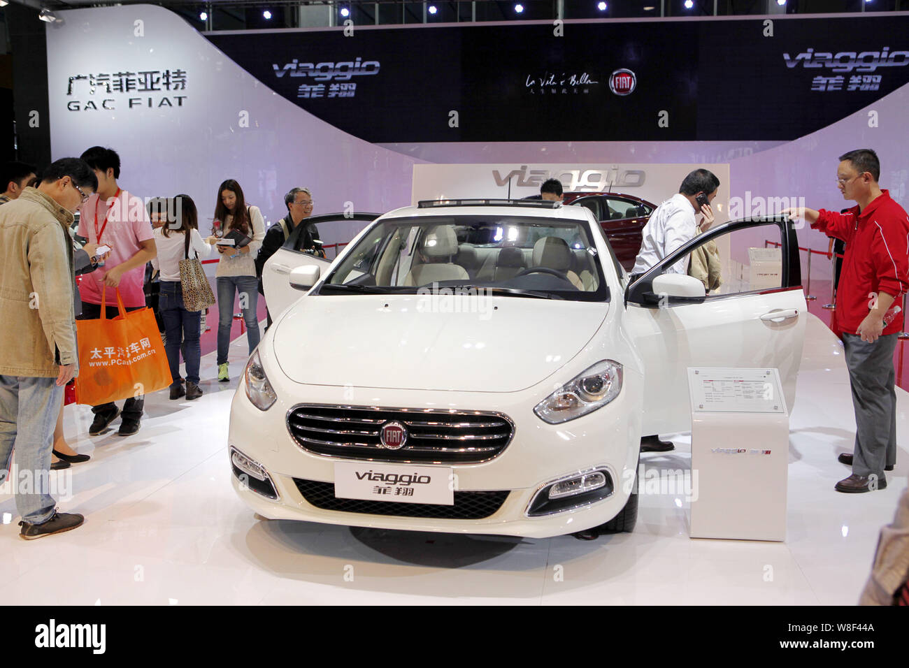 --FILE--Visitors look at a Fiat Viaggio of GAC Fiat Chrysler, a joint ...