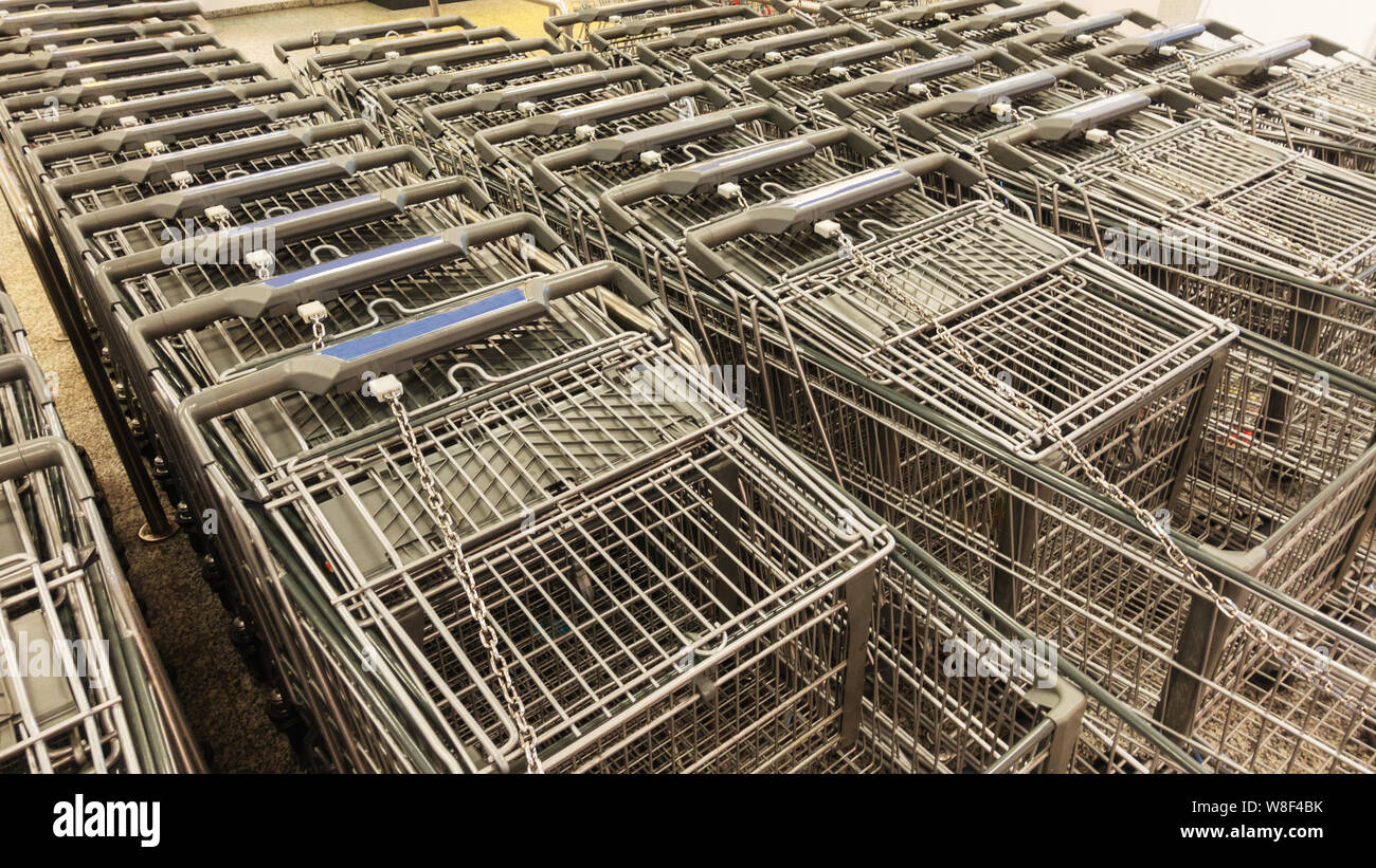 Online shopping carts hi-res stock photography and images - Alamy