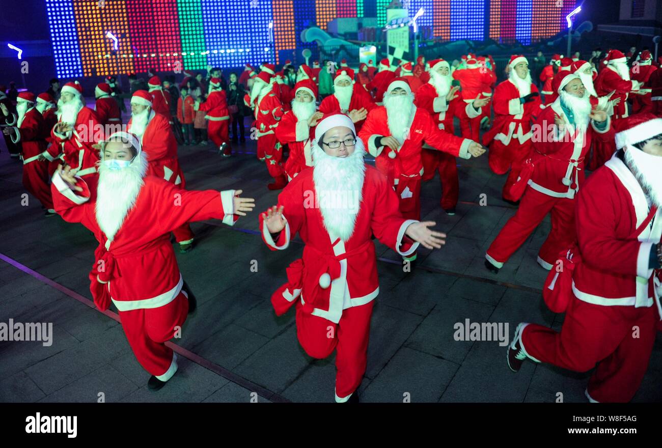 Santa flash mob hi-res stock photography and images - Alamy