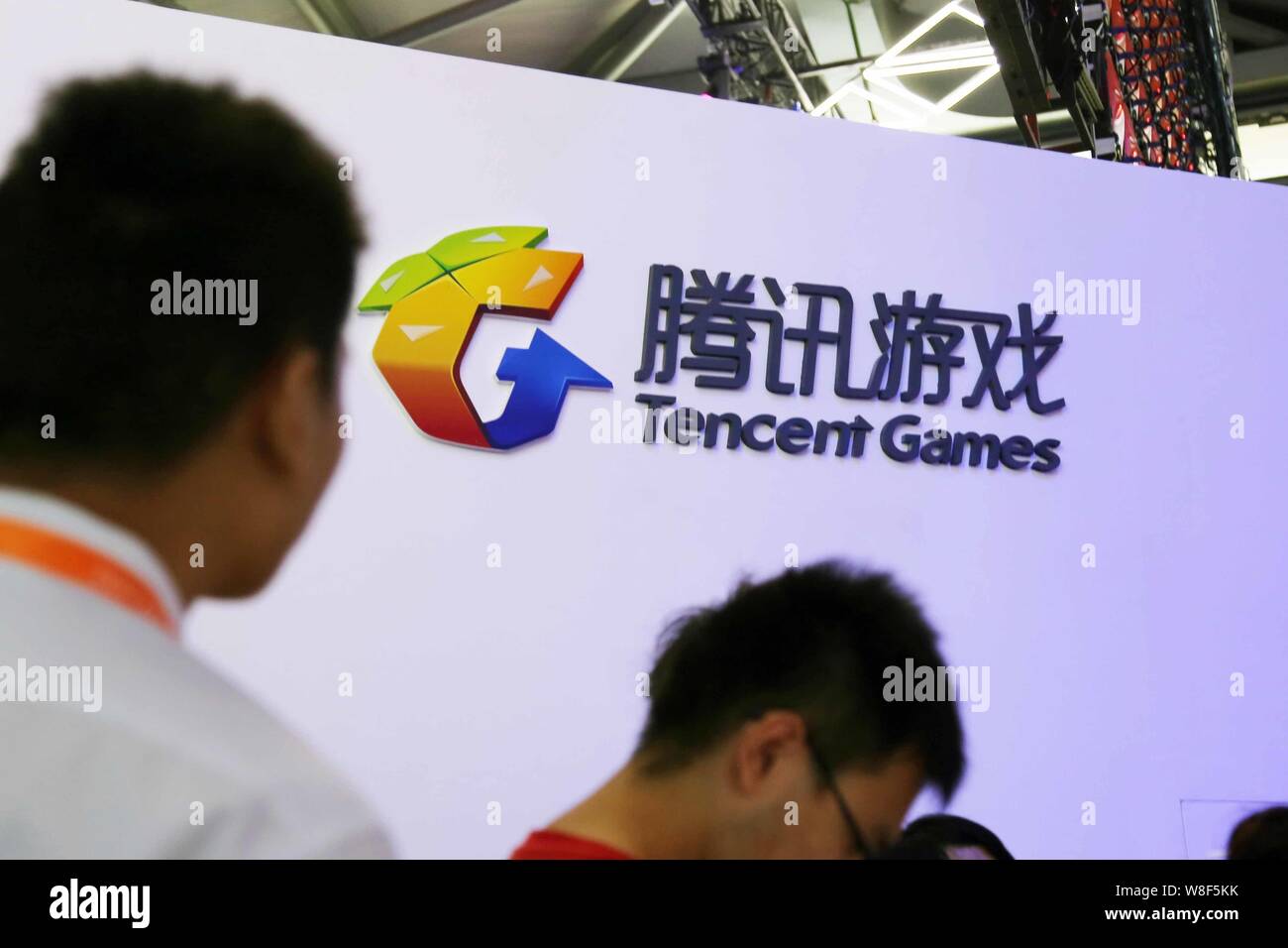 --FILE--People visit the stand of Tencent Games of Tencent during the ...