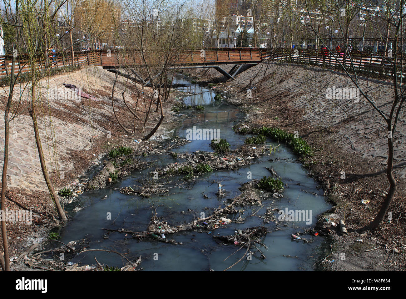 Polluted river china hi-res stock photography and images - Alamy