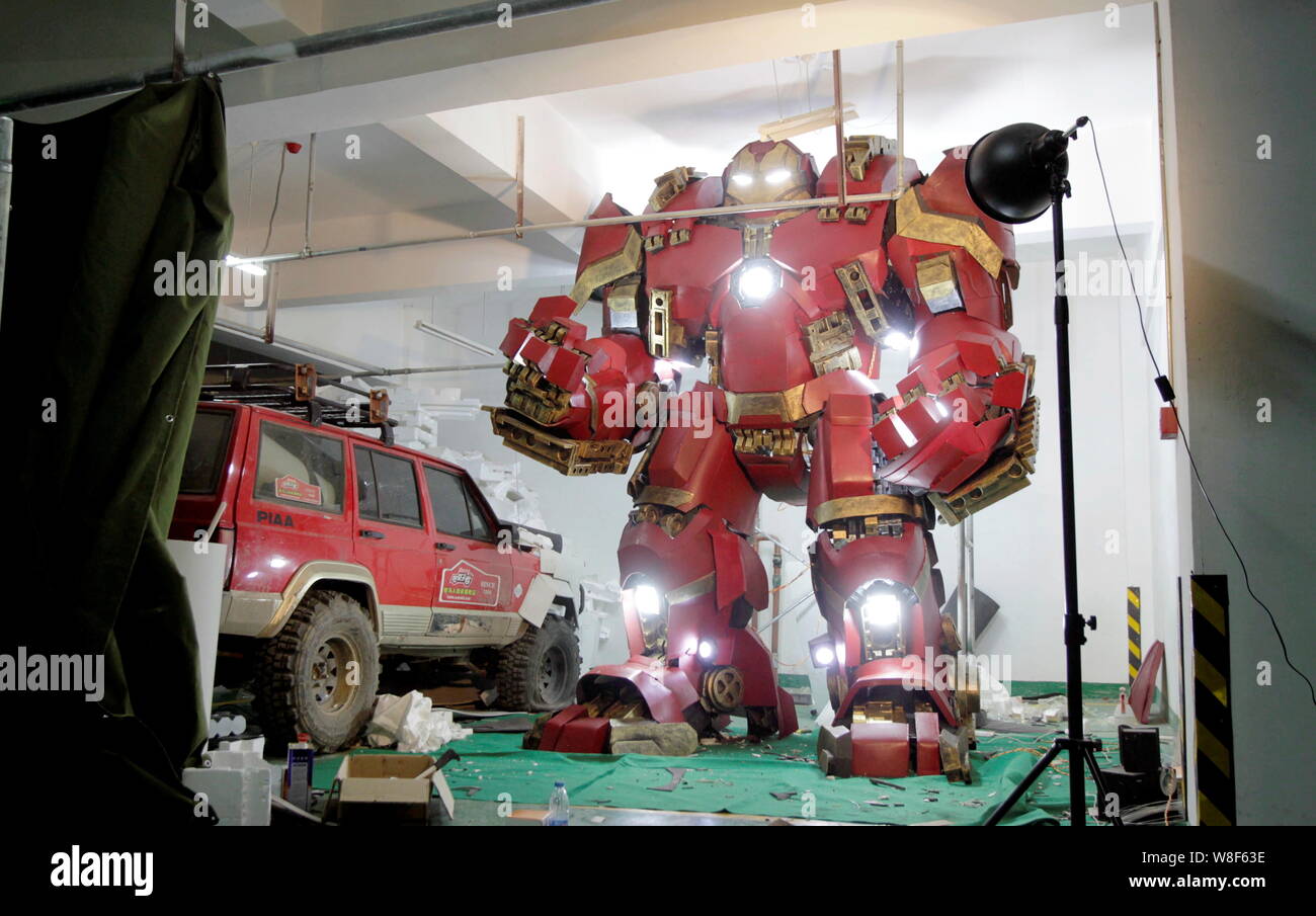 The model of the Hulkbuster armor made by Chinese fine arts teacher ...