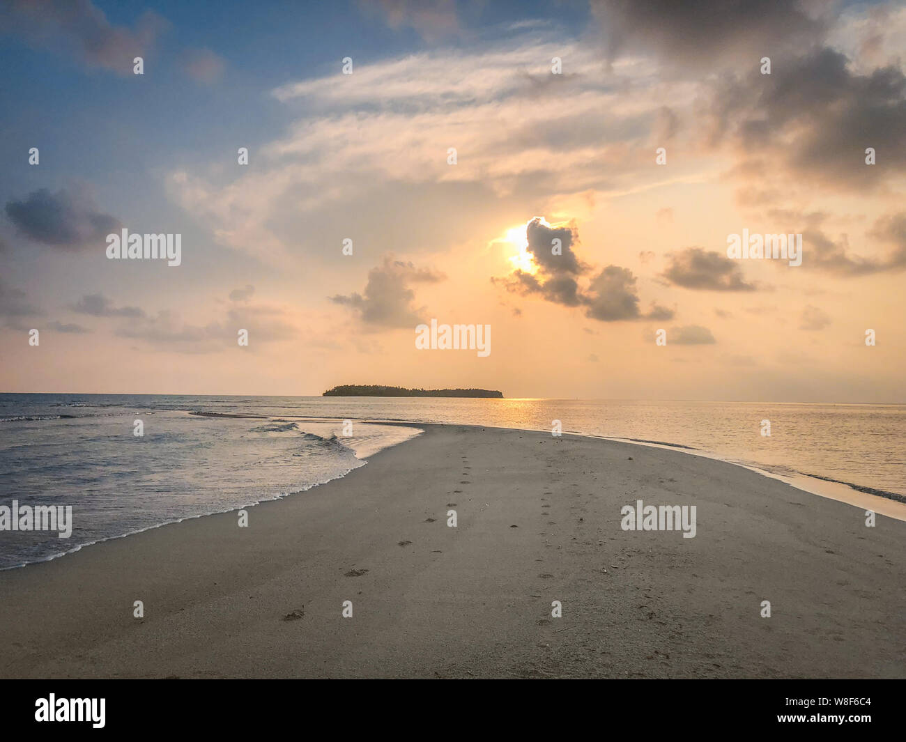 Beautyful sunset in the ocean on sandbank near Fehendhoo island ...