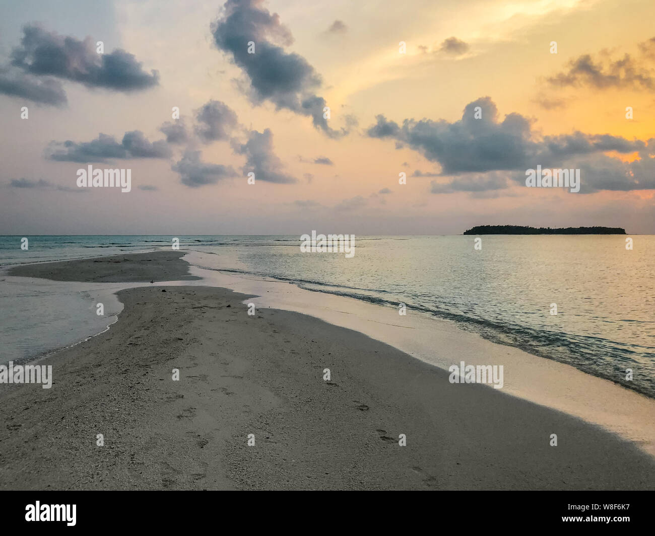 Beautyful sunset in the ocean on sandbank near Fehendhoo island ...