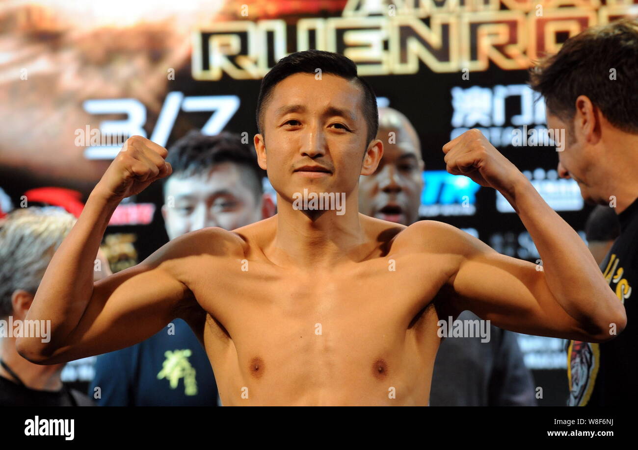 World flyweight boxing championship hi-res stock photography and images ...