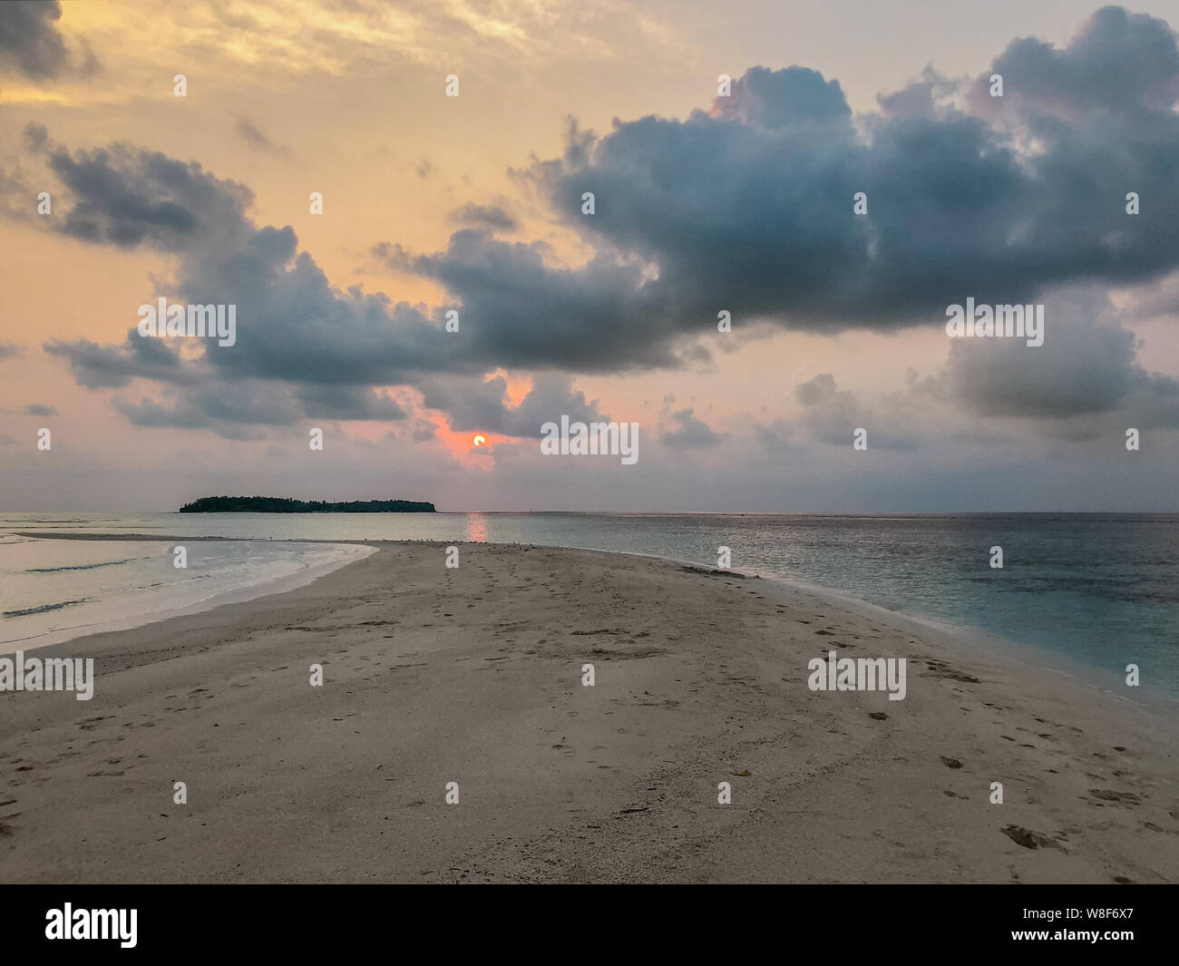 Beautyful sunset in the ocean on sandbank near Fehendhoo island ...