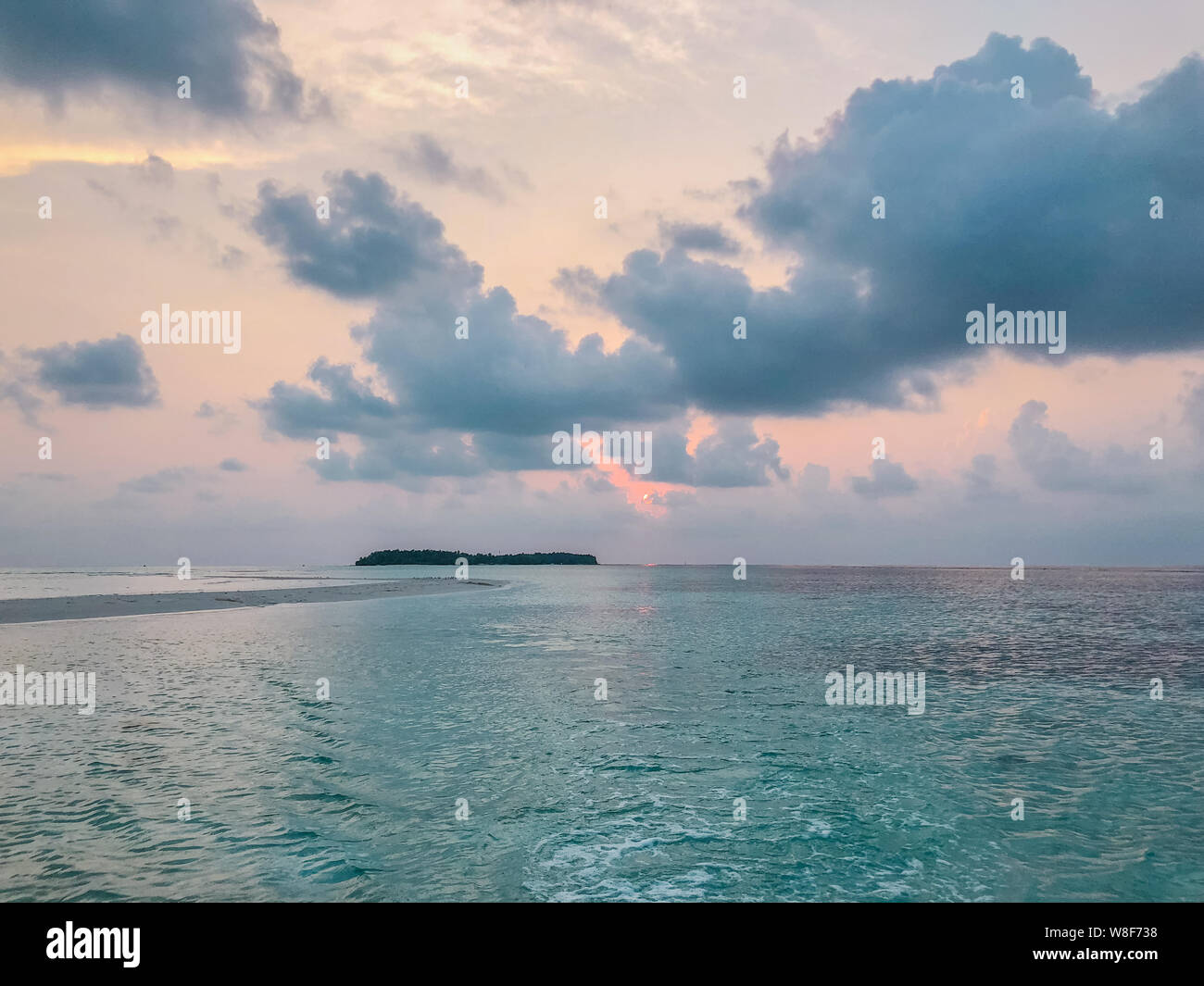 Beautyful sunset in the ocean near Fehendhoo island, Maldives Stock ...