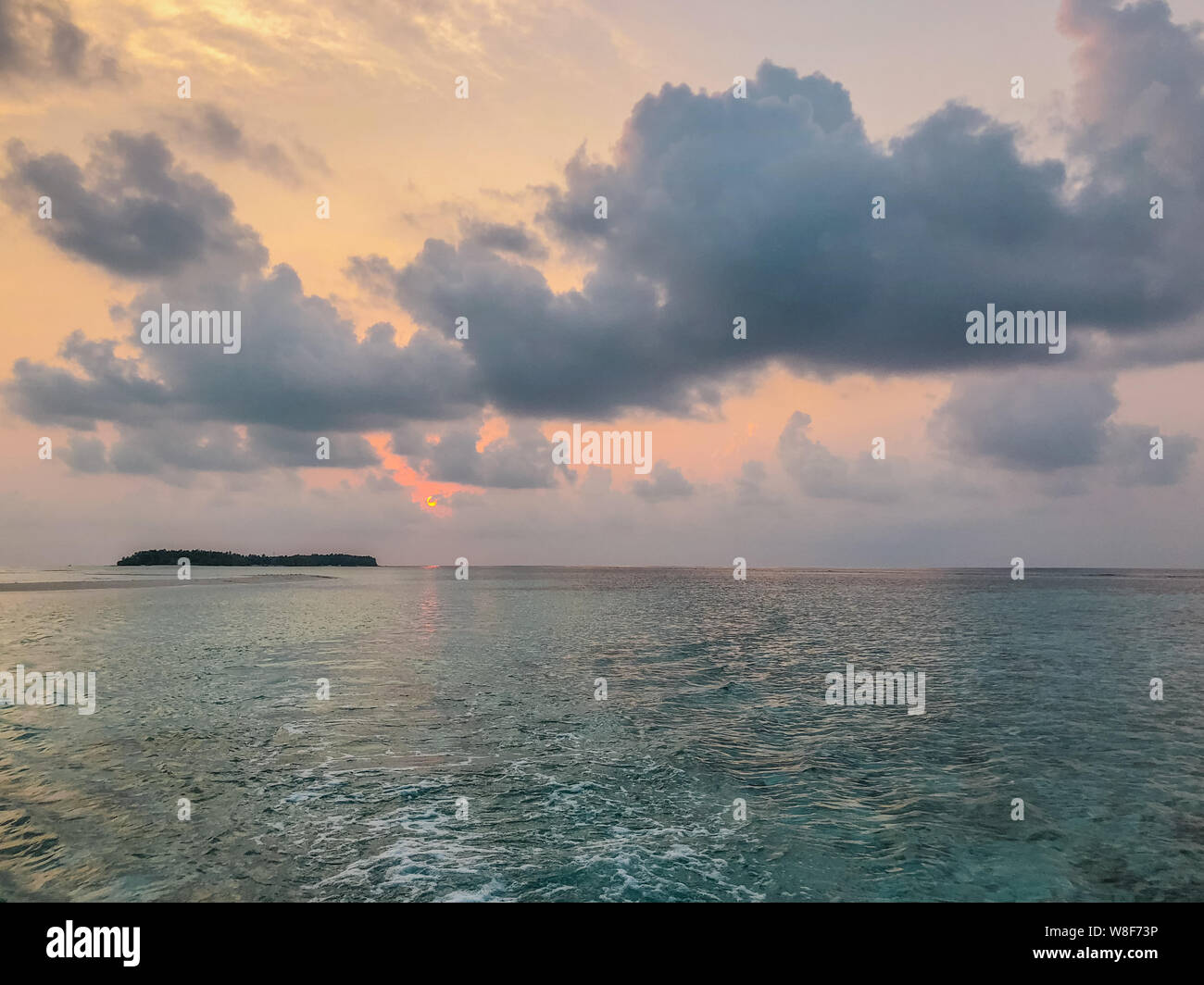 Beautyful sunset in the ocean near Fehendhoo island, Maldives Stock ...