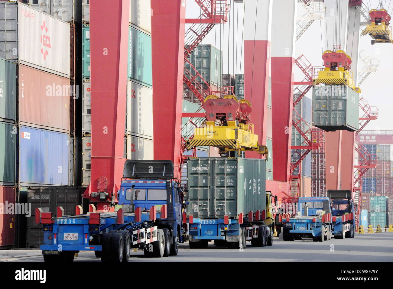 Trucks being loaded hi-res stock photography and images - Alamy