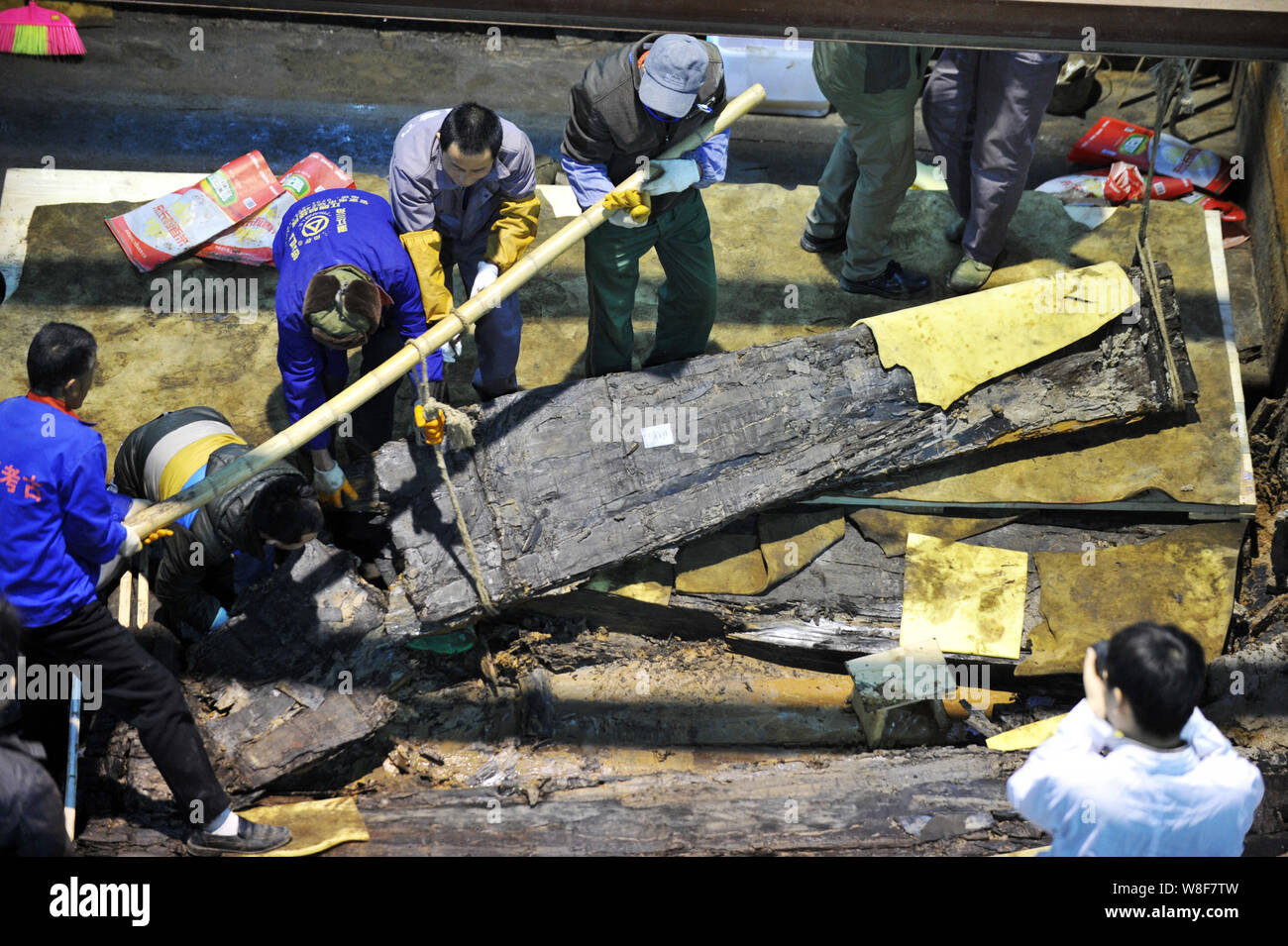 --FILE--Chinese archaeologists excavate the main coffin at the ...