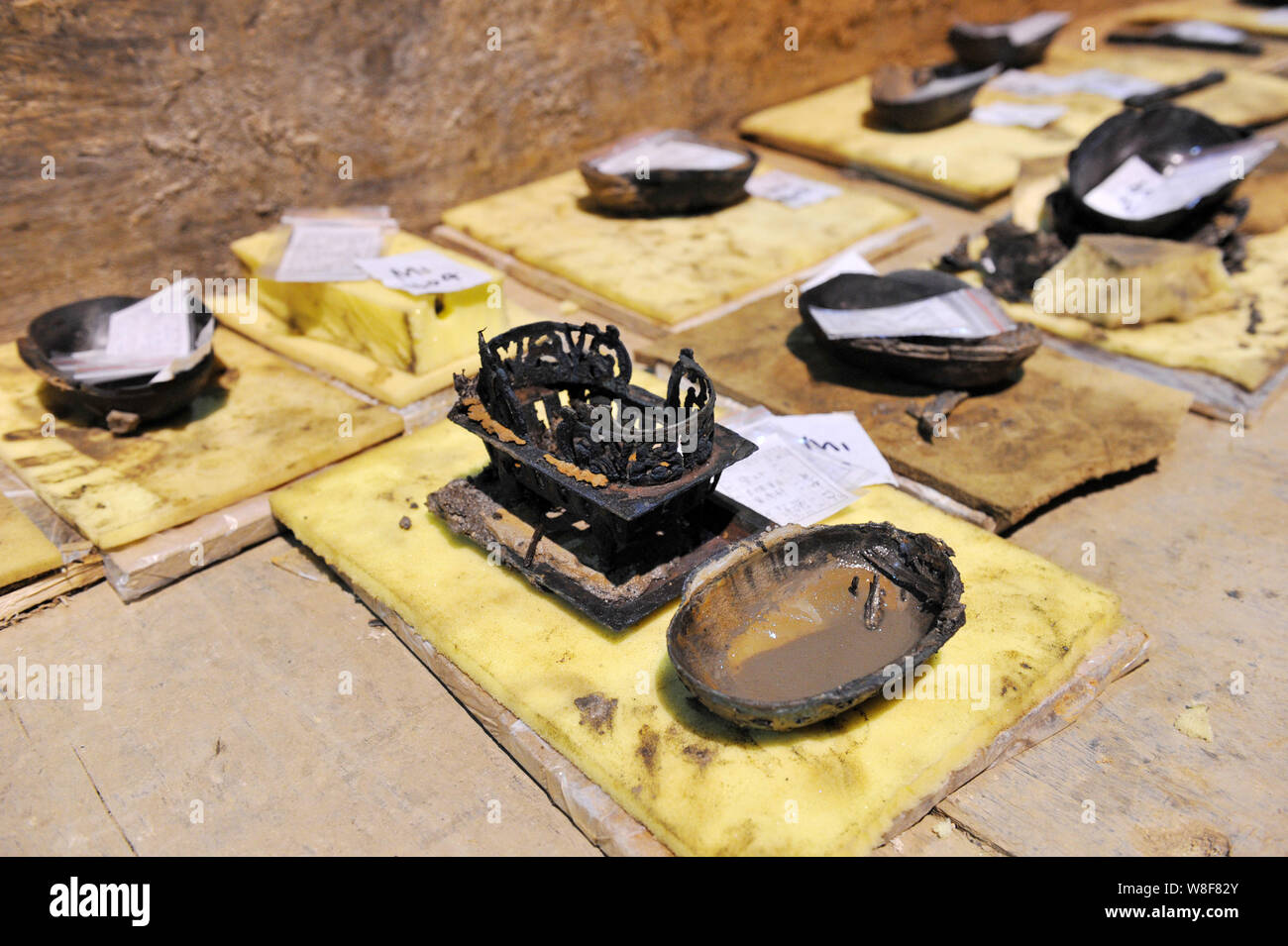 --FILE--Ancient relics unearthed by Chinese archaeologists are lined up ...