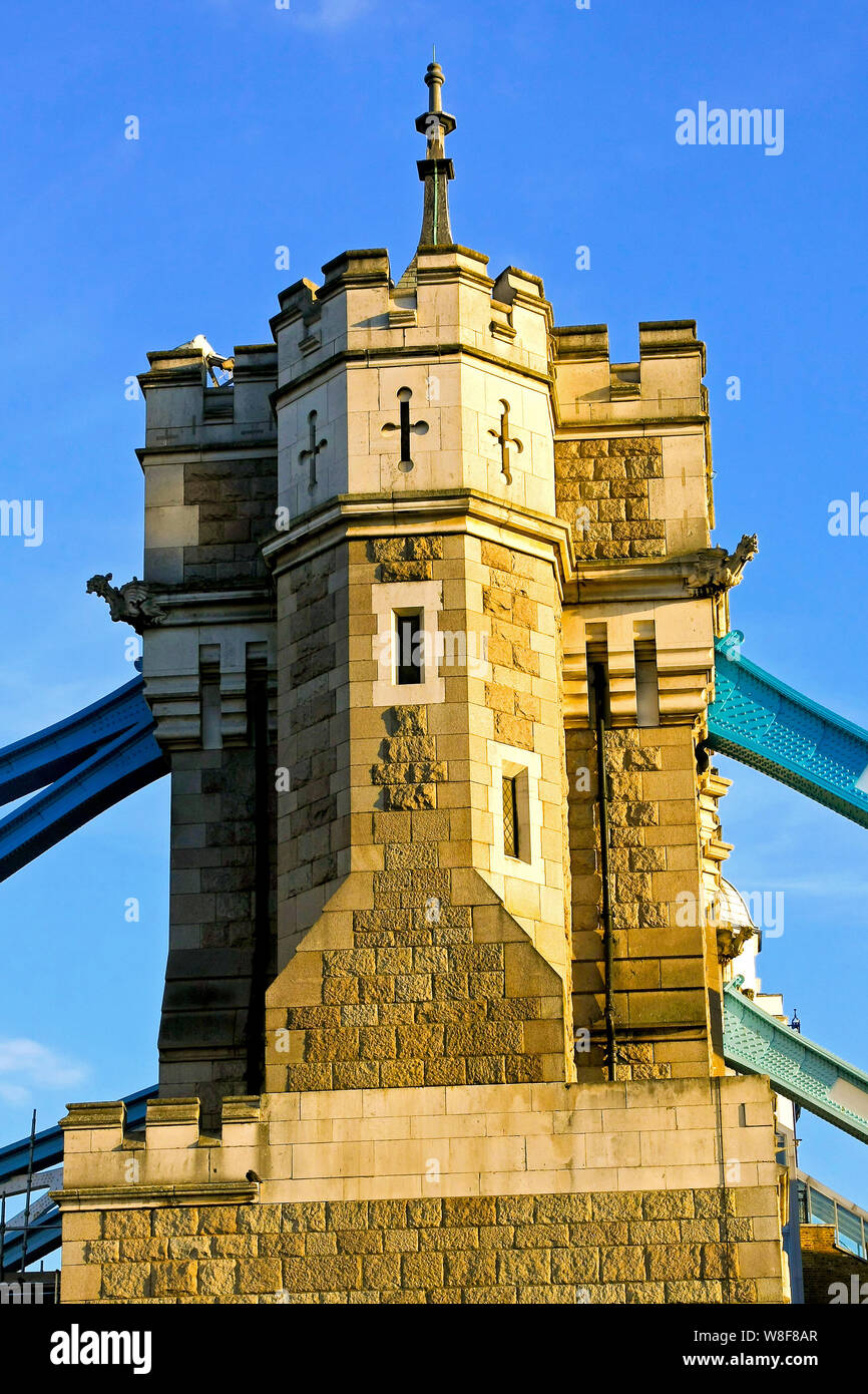 Famous london tower bridge hi-res stock photography and images - Alamy