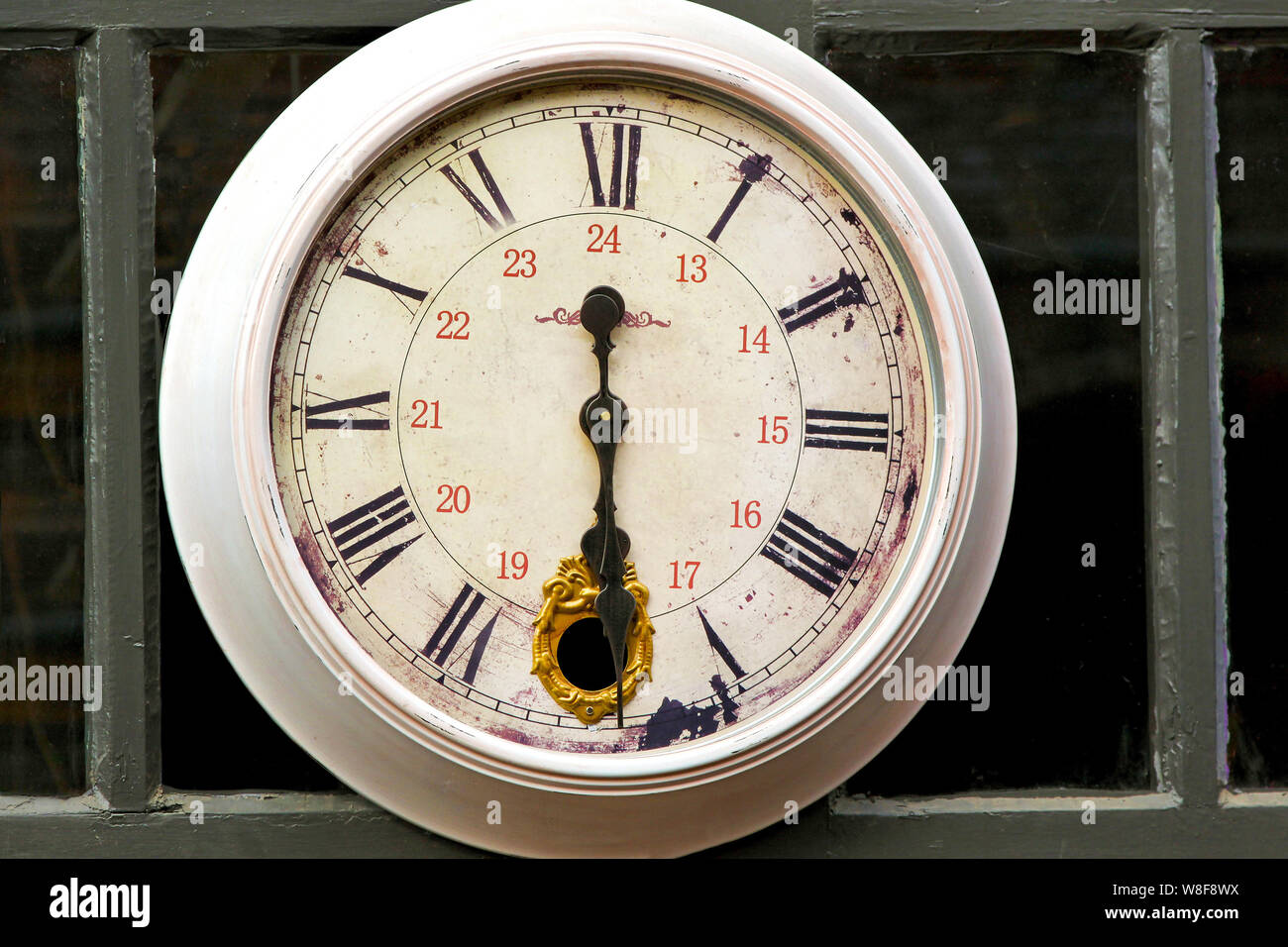 Grunge clock hi-res stock photography and images - Alamy