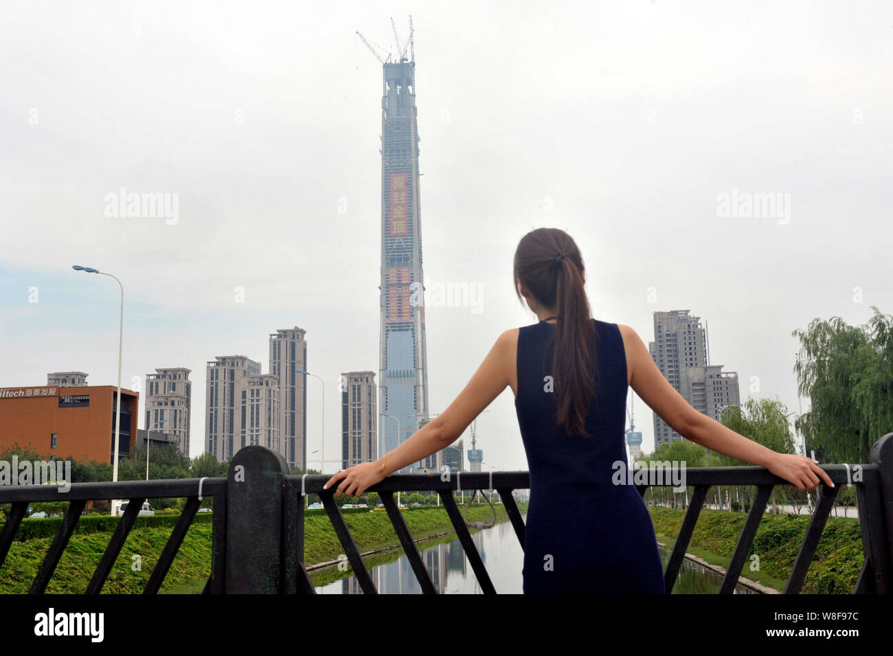 China 117 tower hi-res stock photography and images - Alamy