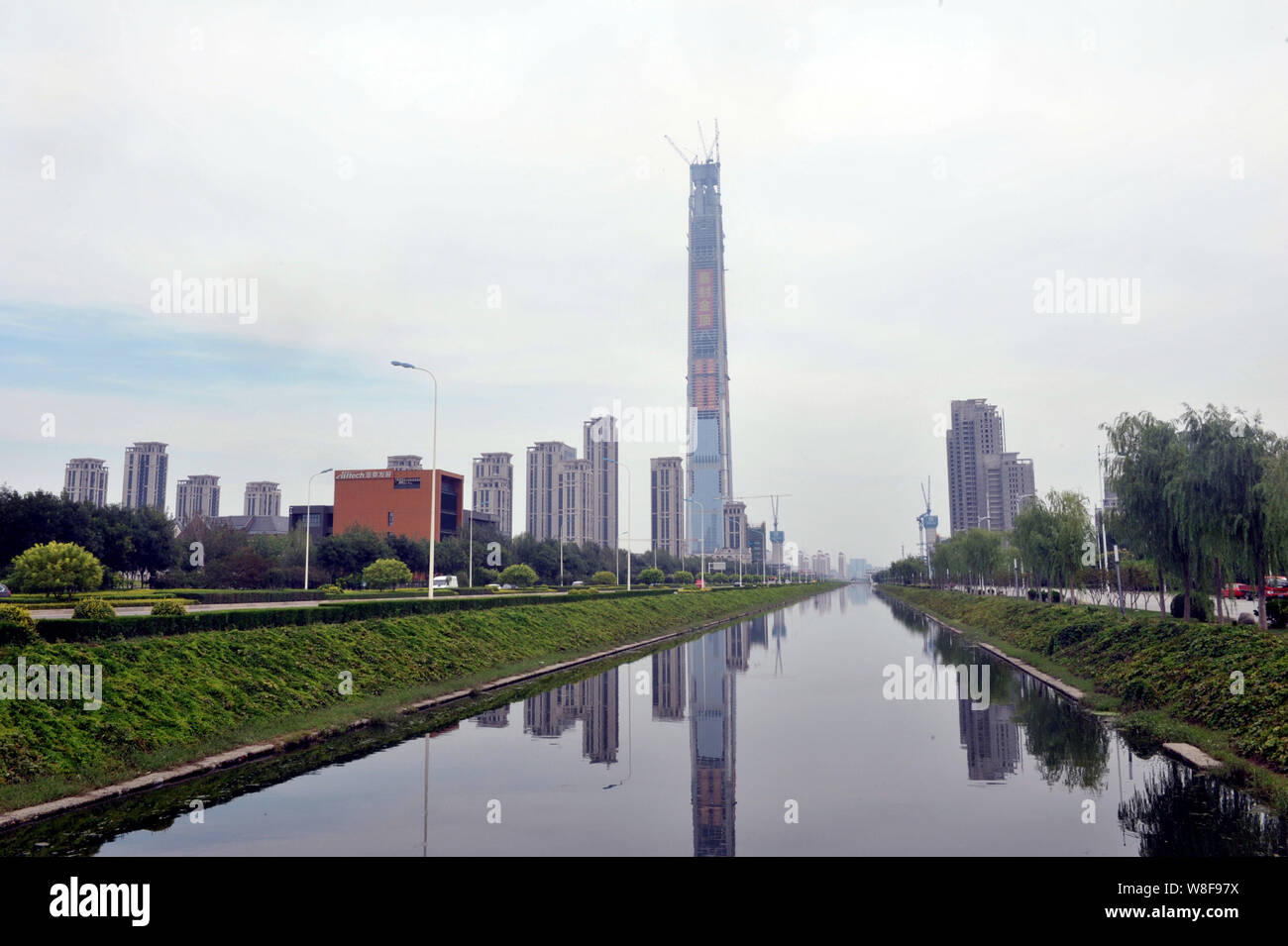 China 117 tower hi-res stock photography and images - Alamy