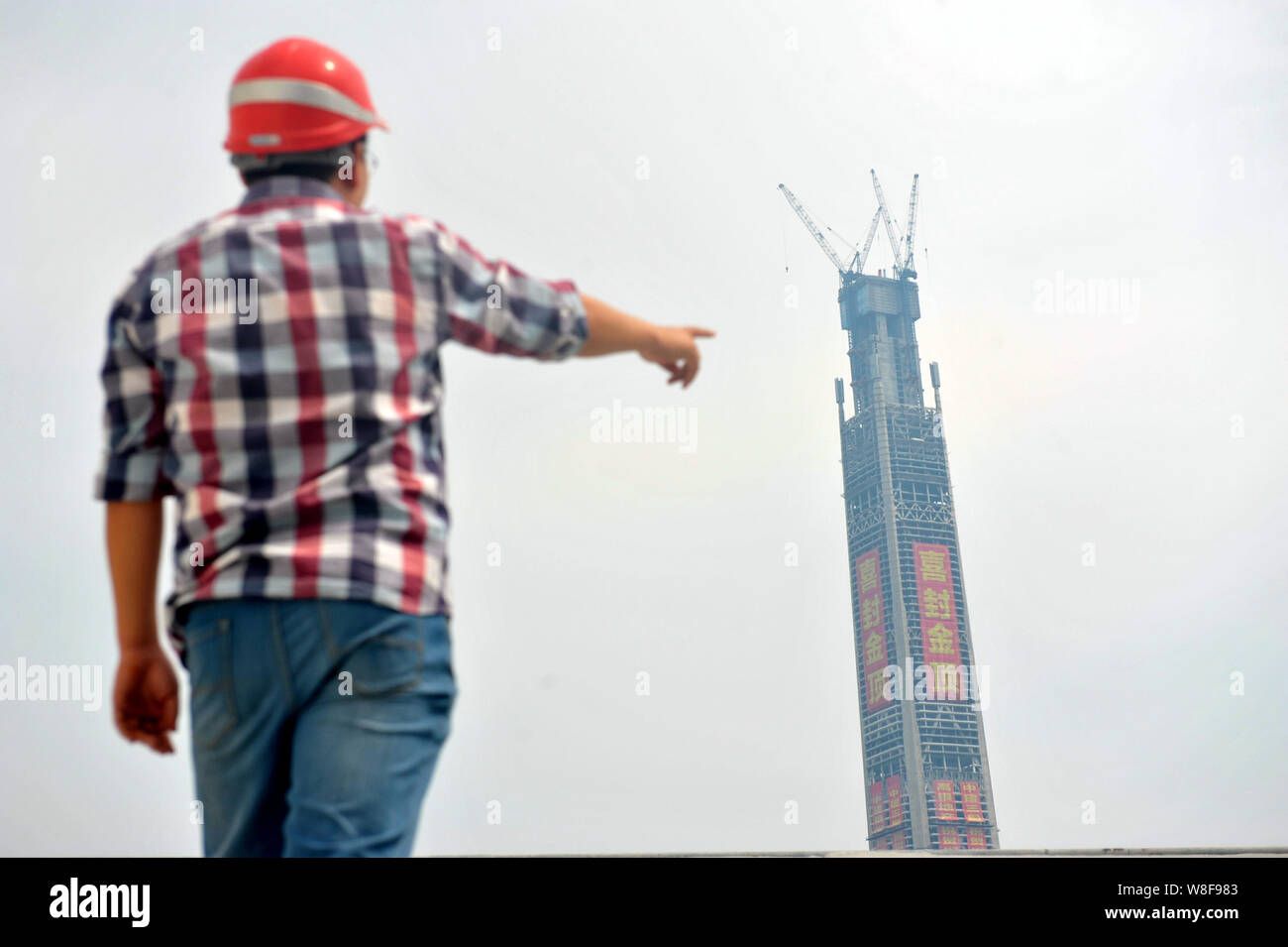 China 117 tower hi-res stock photography and images - Alamy