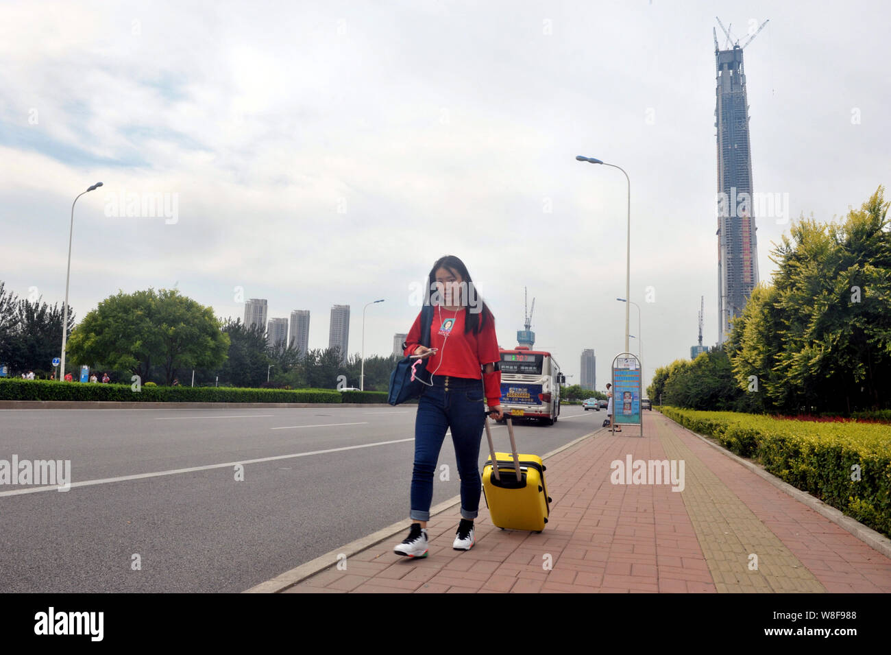 China 117 tower hi-res stock photography and images - Alamy