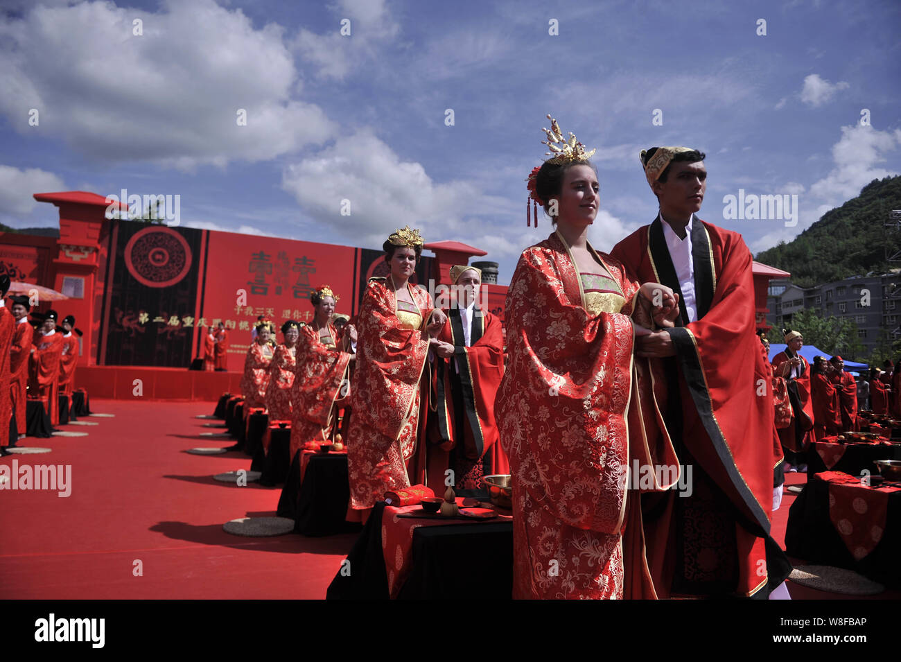 Couples of Chinese and foreign newlyweds dressed in Chinese Han ...