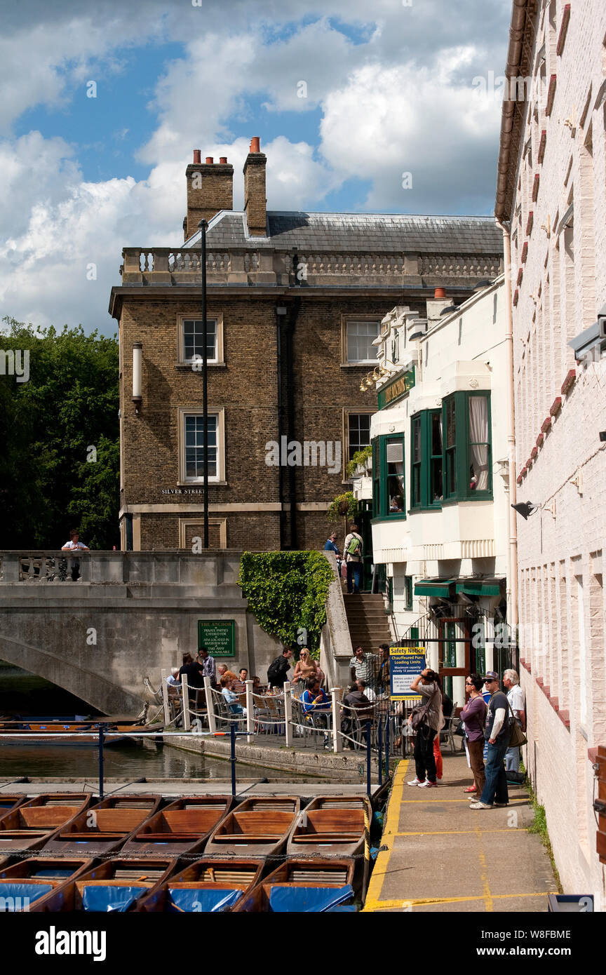 Anchor pub outside people sunny cambridge hi-res stock photography and ...