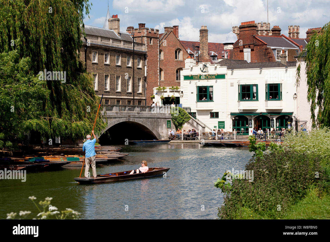 Anchor pub outside people sunny cambridge hi-res stock photography and ...