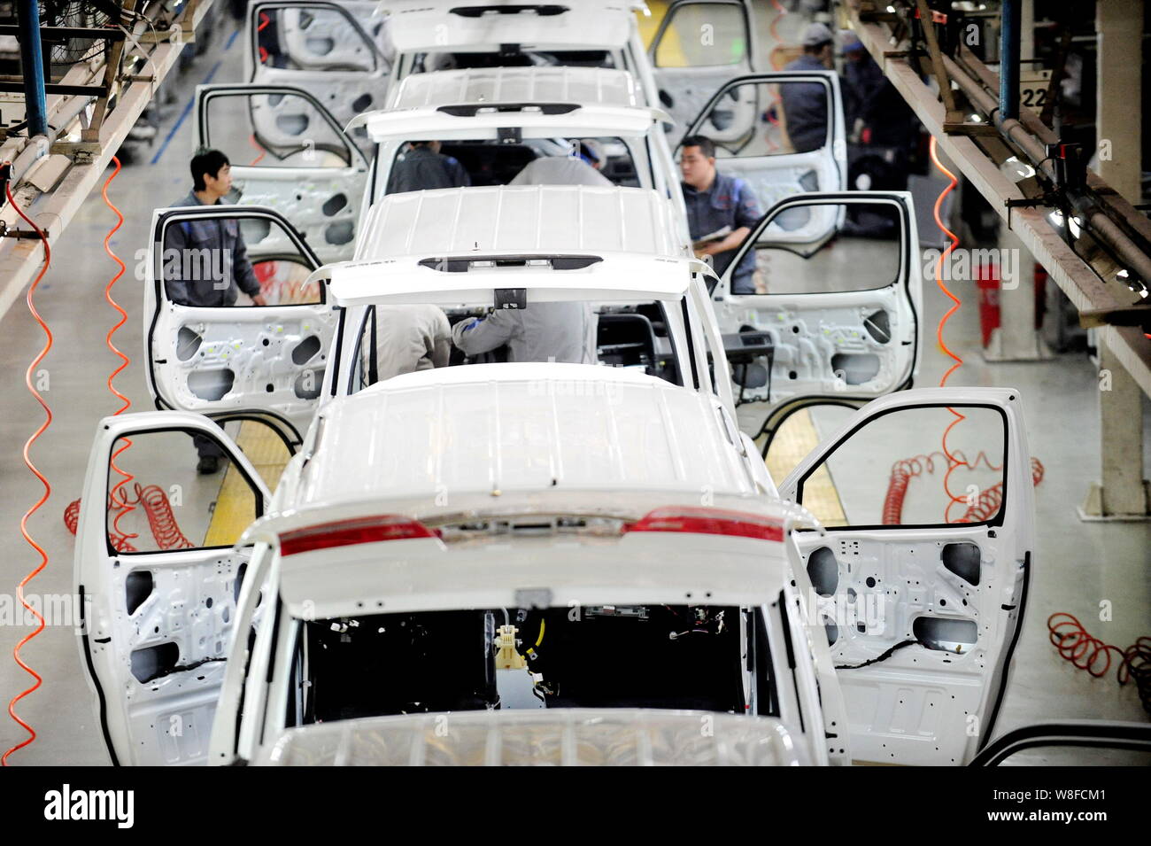 Car plant assembly line vans hi-res stock photography and images - Alamy