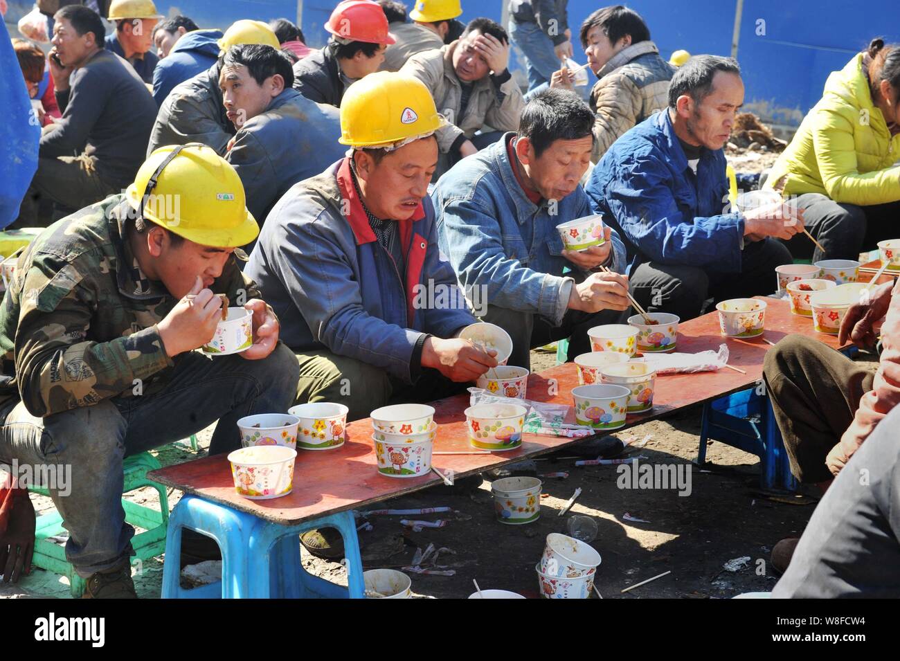 Workers eat lunch construction site hi-res stock photography and images ...