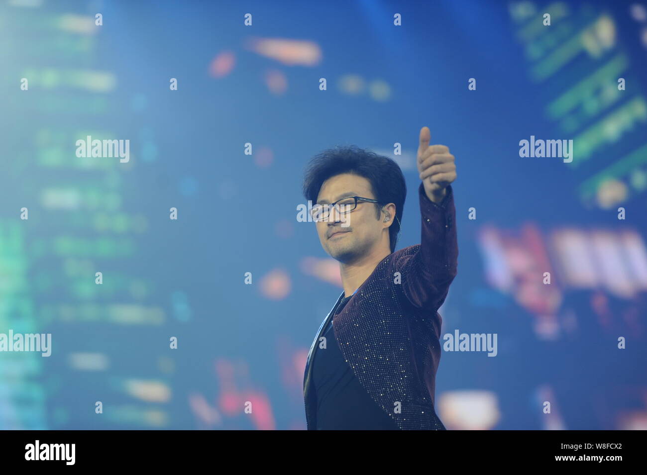 Thumb up with star hi-res stock photography and images - Alamy