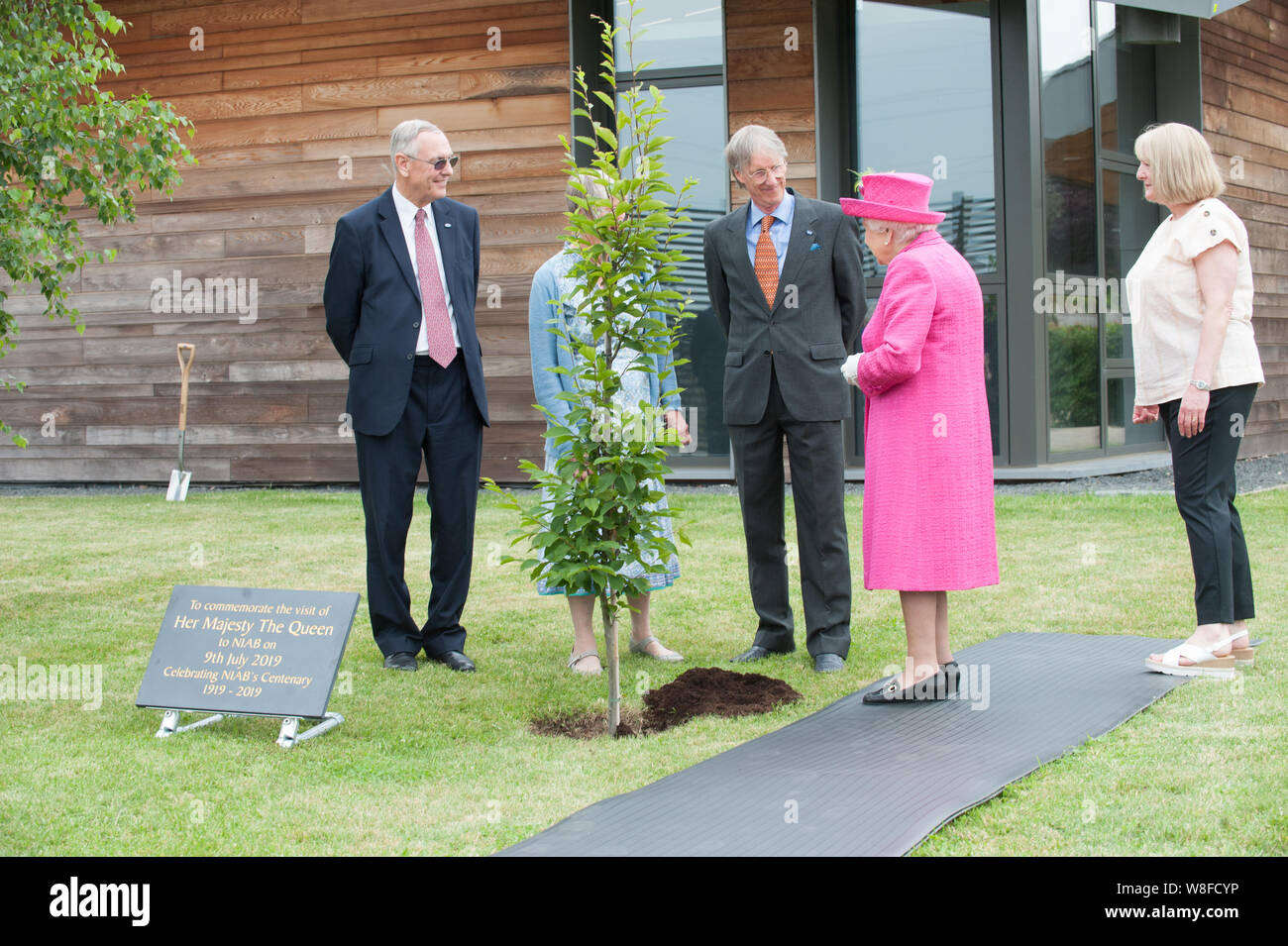 The Queen on a visit to NIAB, (National Institute of Agricultural ...