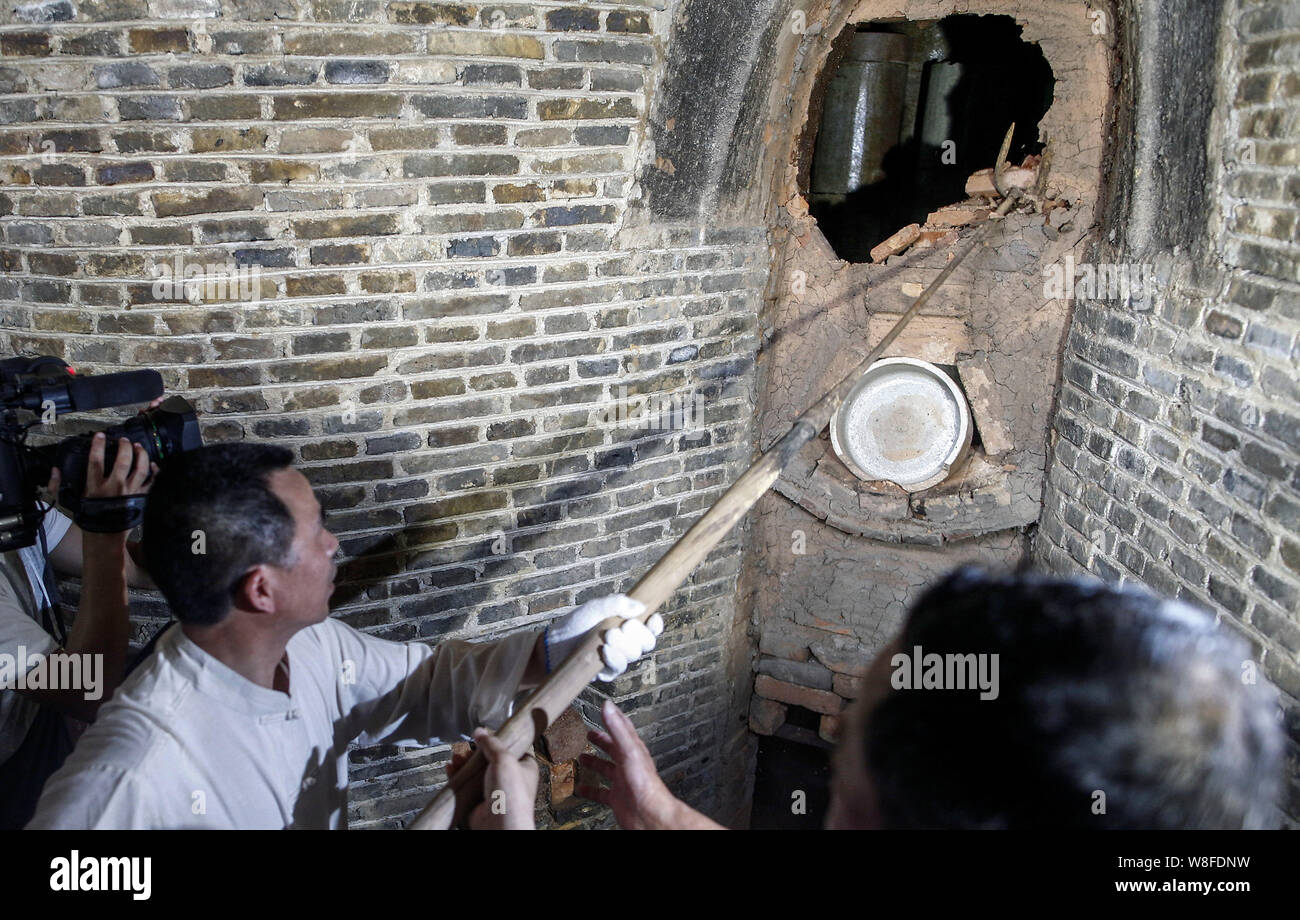 --FILE--Chinese workers labor at an ancient kiln to make porcelain ...