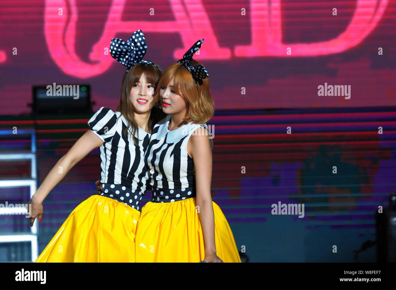 South korean girl group concert hi-res stock photography and images - Alamy