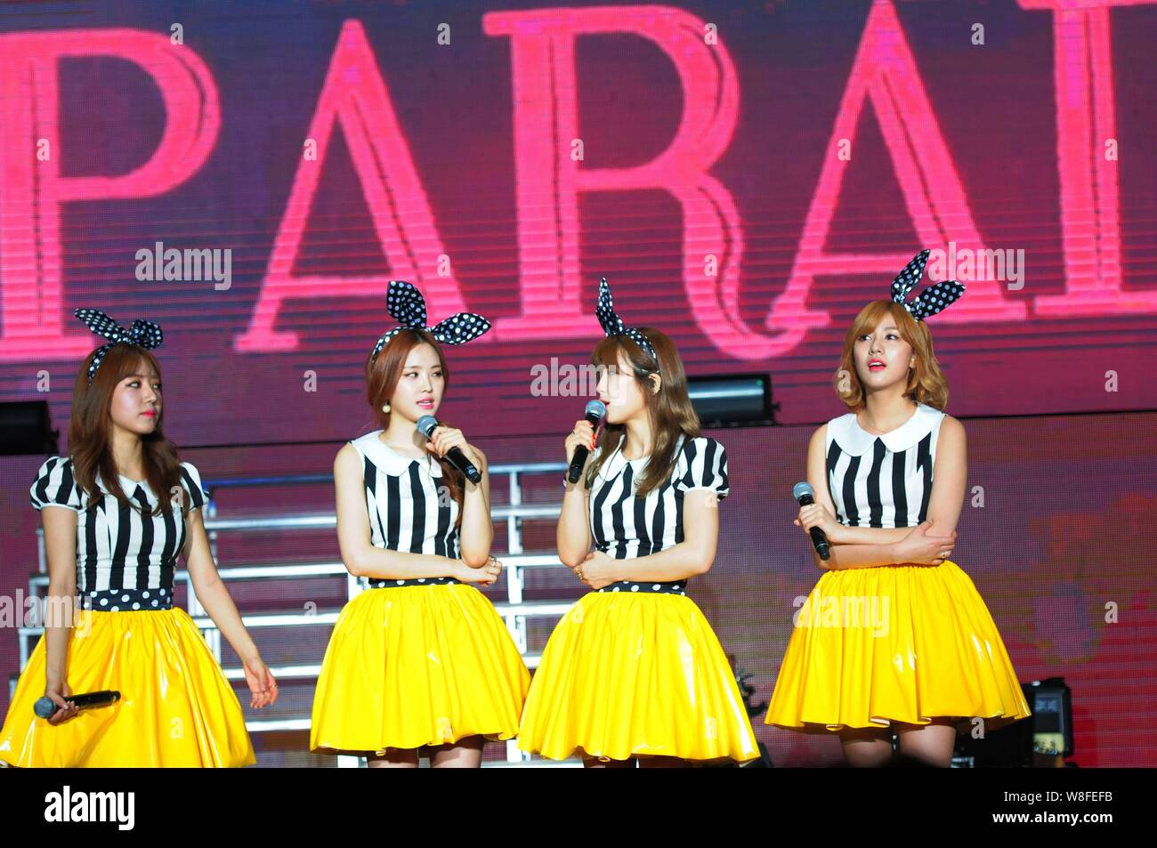 South korean girl group concert hi-res stock photography and images - Alamy