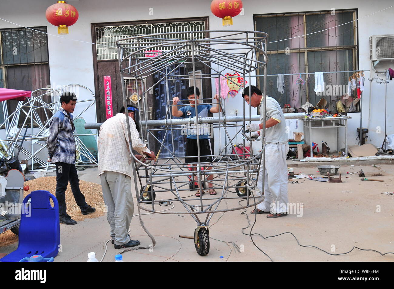 Chinese worker build the frame of the zeppelin made by Chinese farmer ...