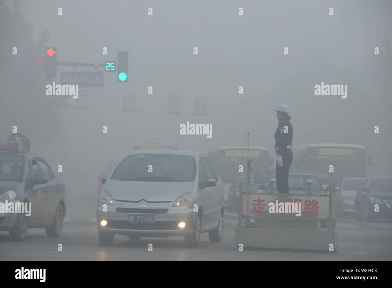 Vehicles city smog pollution hi-res stock photography and images - Alamy