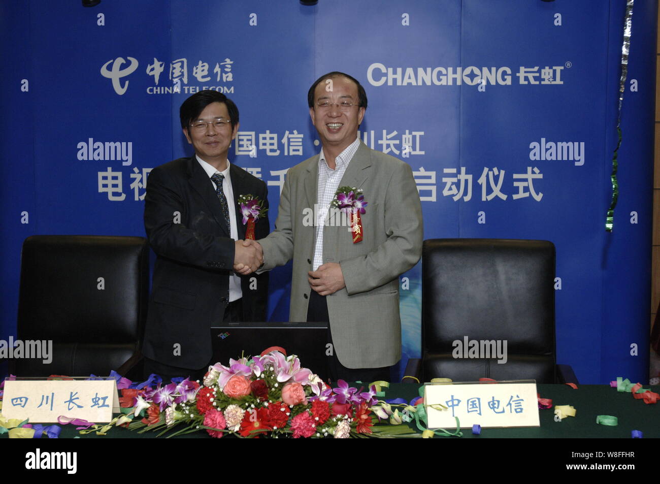 --FILE--Leng Rongquan, then Vice President of China Telecom, right ...