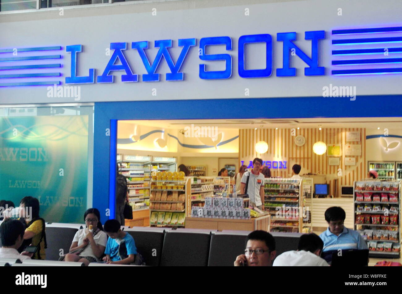 --FILE--Chinese customers shop at a convenience store of Lawson in ...