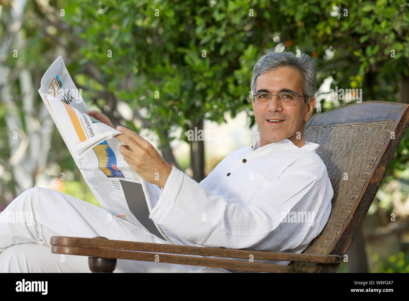 Senior citizen reading a newspaper hi-res stock photography and images ...