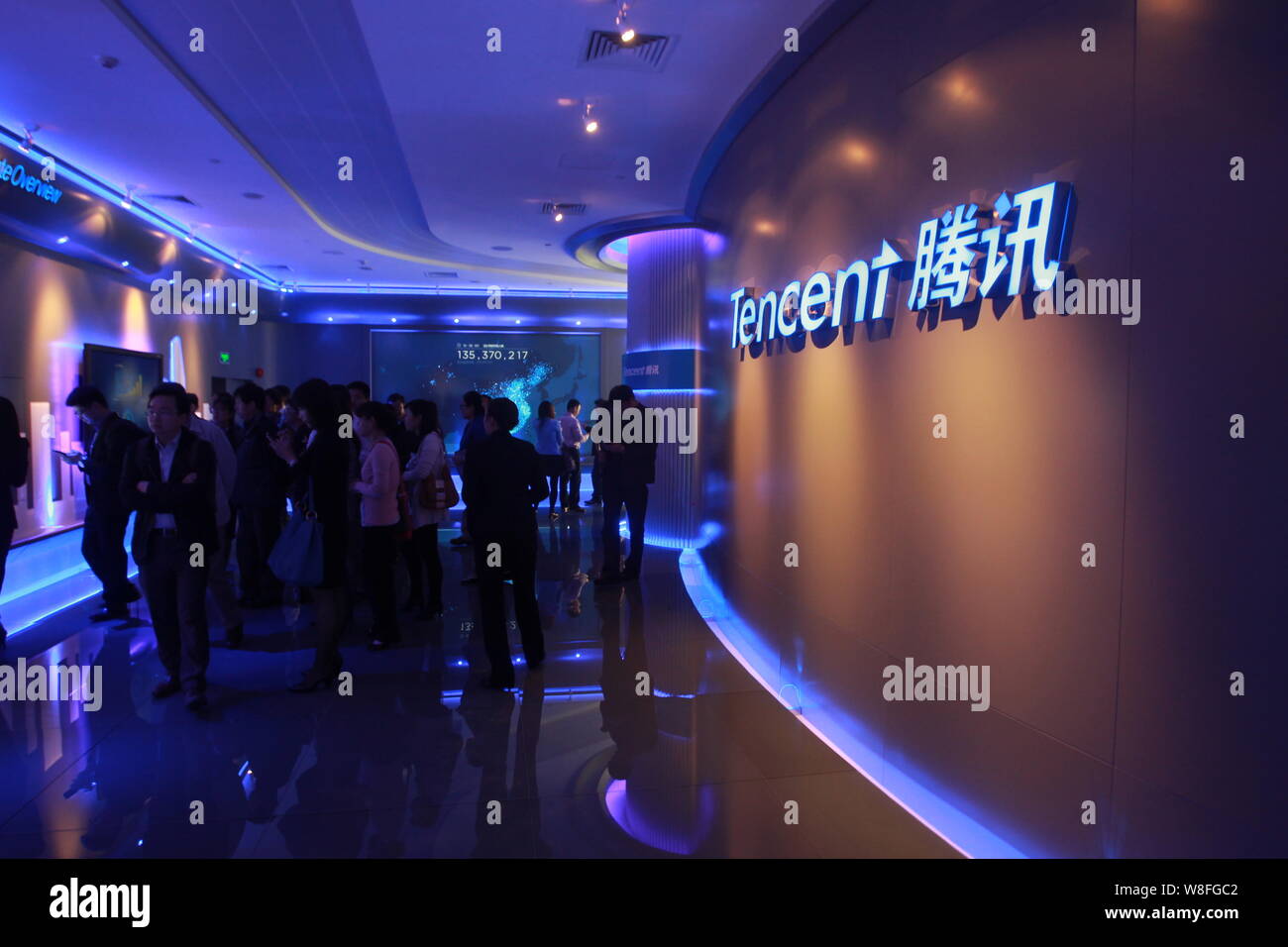 --FILE--People visit the headquarters of Tencent in Shenzhen city ...