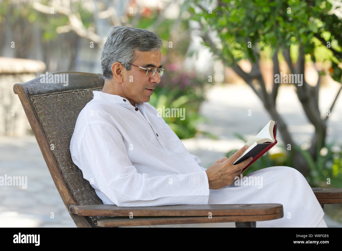 Lawn chair reading hi-res stock photography and images - Alamy