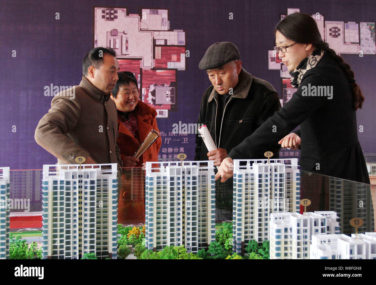 --FILE--Chinese homebuyers look at models of residential apartment ...