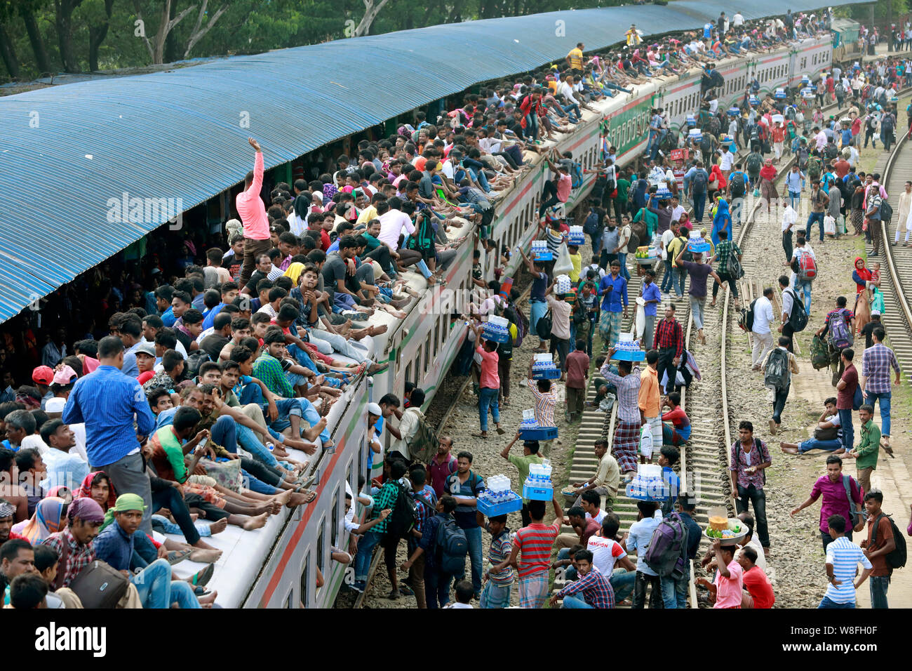 Bangladeshi train hi-res stock photography and images - Alamy