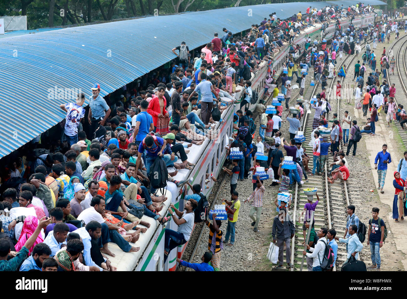 Bangladeshi train hi-res stock photography and images - Alamy