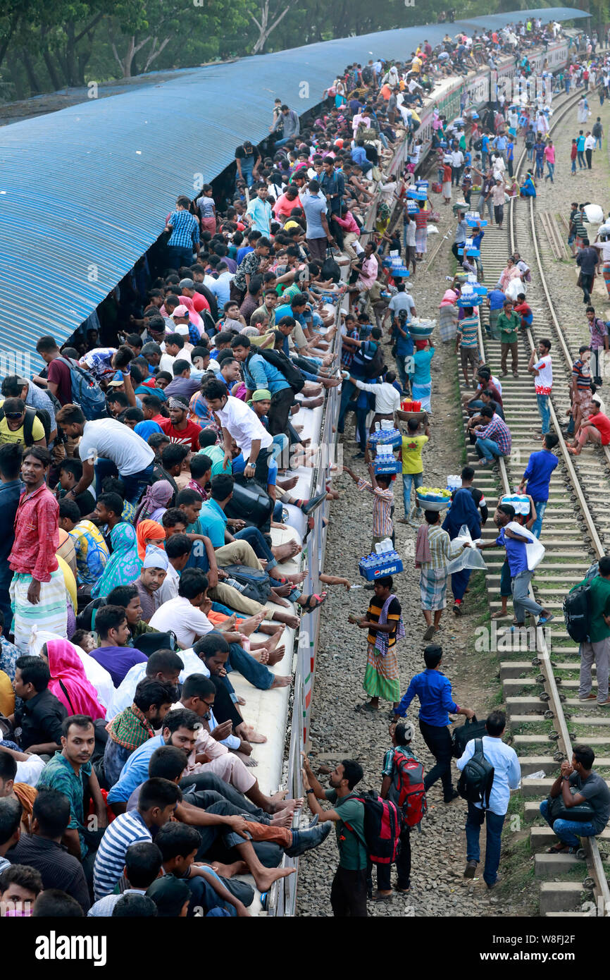 Overcrowded train hi-res stock photography and images - Alamy