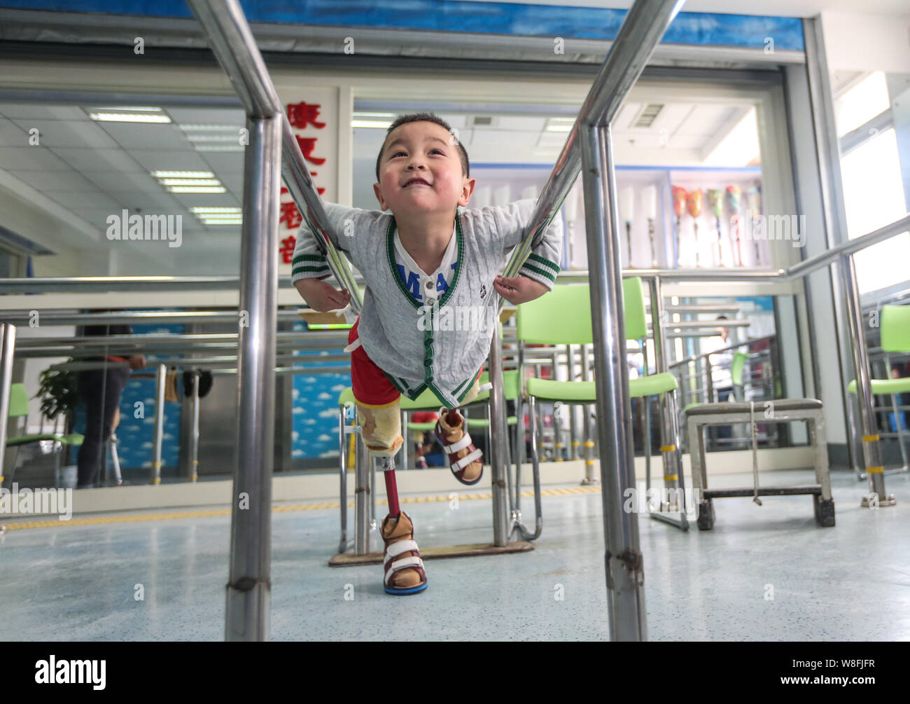 The four-year-old legless boy Xiao Feng stands on his temporary ...