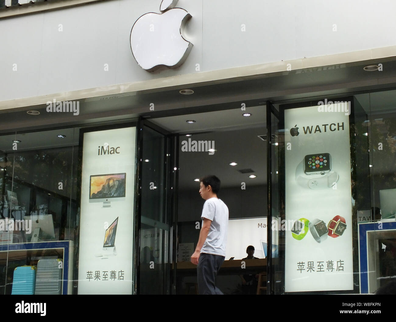 --FILE--A pedestrian walks past an Apple Store in Yichang city, central ...