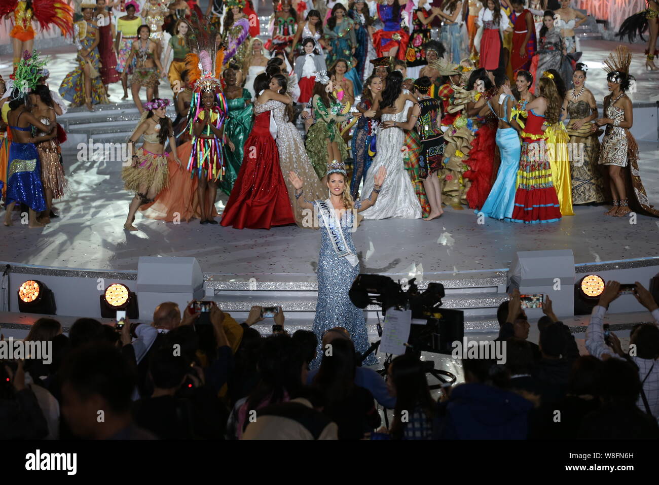 Miss Spain, Mireia Lalaguna Royo, champion of Miss World 2015 waves ...