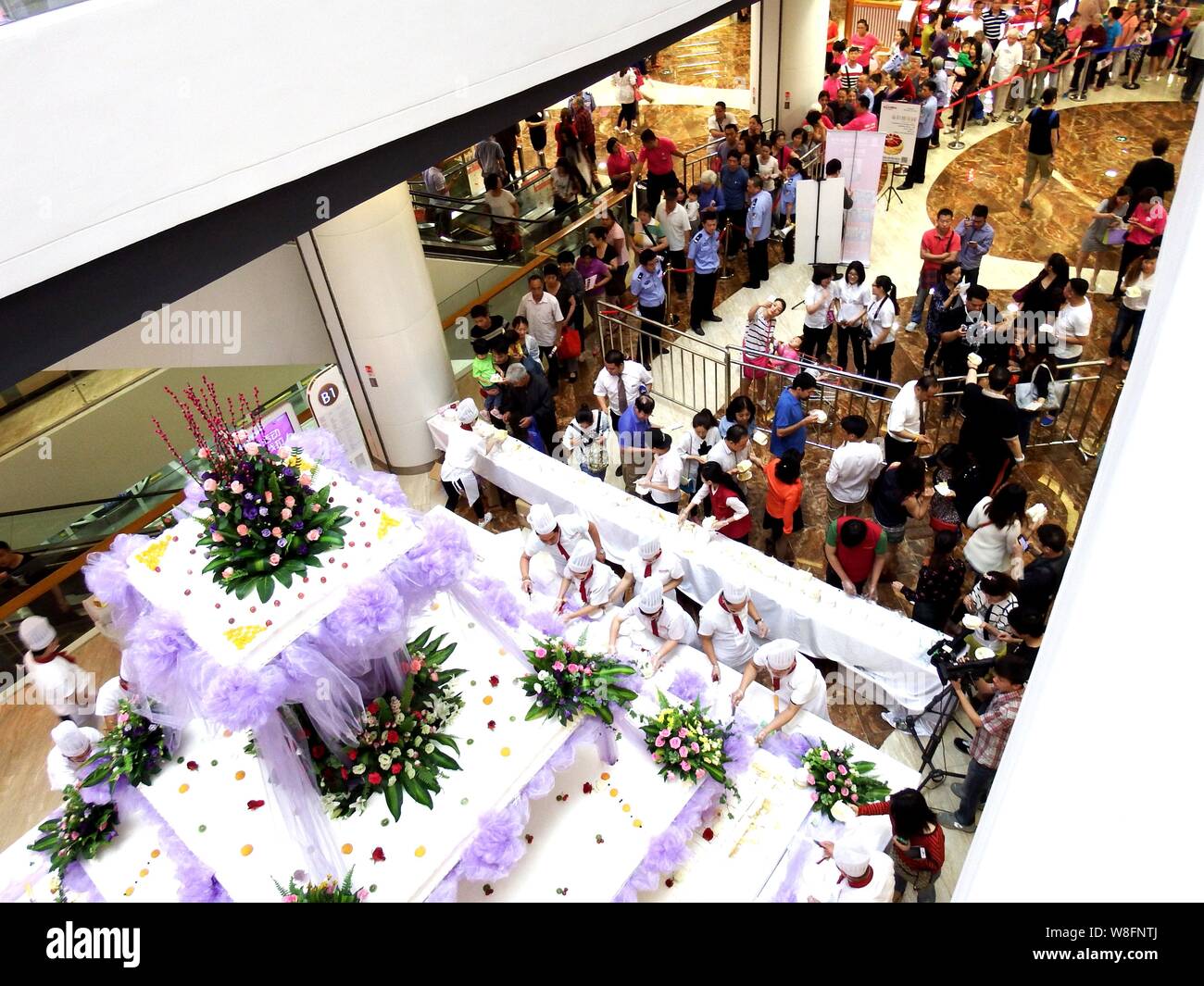 Huge cake hi-res stock photography and images - Alamy