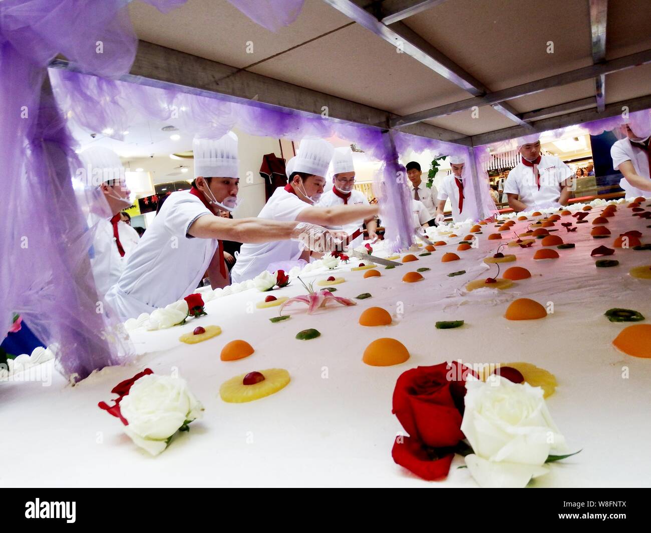 Huge cake hi-res stock photography and images - Alamy